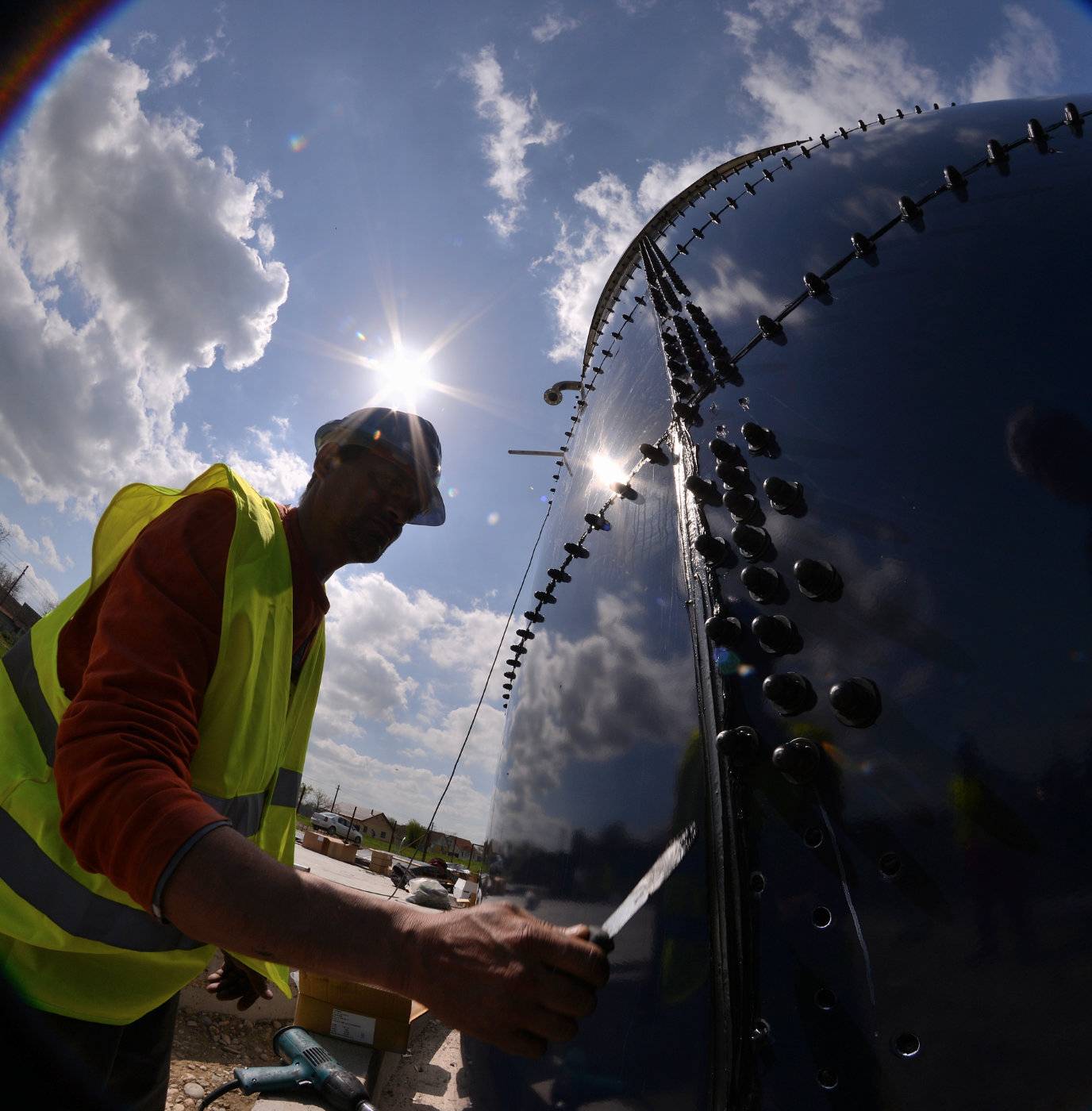 Omul și colosul albastru | Industrie și Artă: Forța Tehnologiei | 25 ...